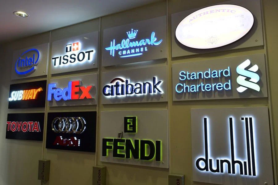 Neonové vs. LED reklamní nápisy pro firmy: Který si vybrat?